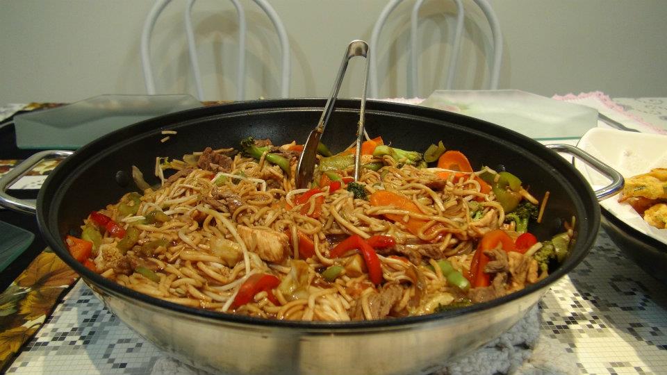 almoço de domingo: Yakissoba de carne, frando e tempurá - 29/04/2012