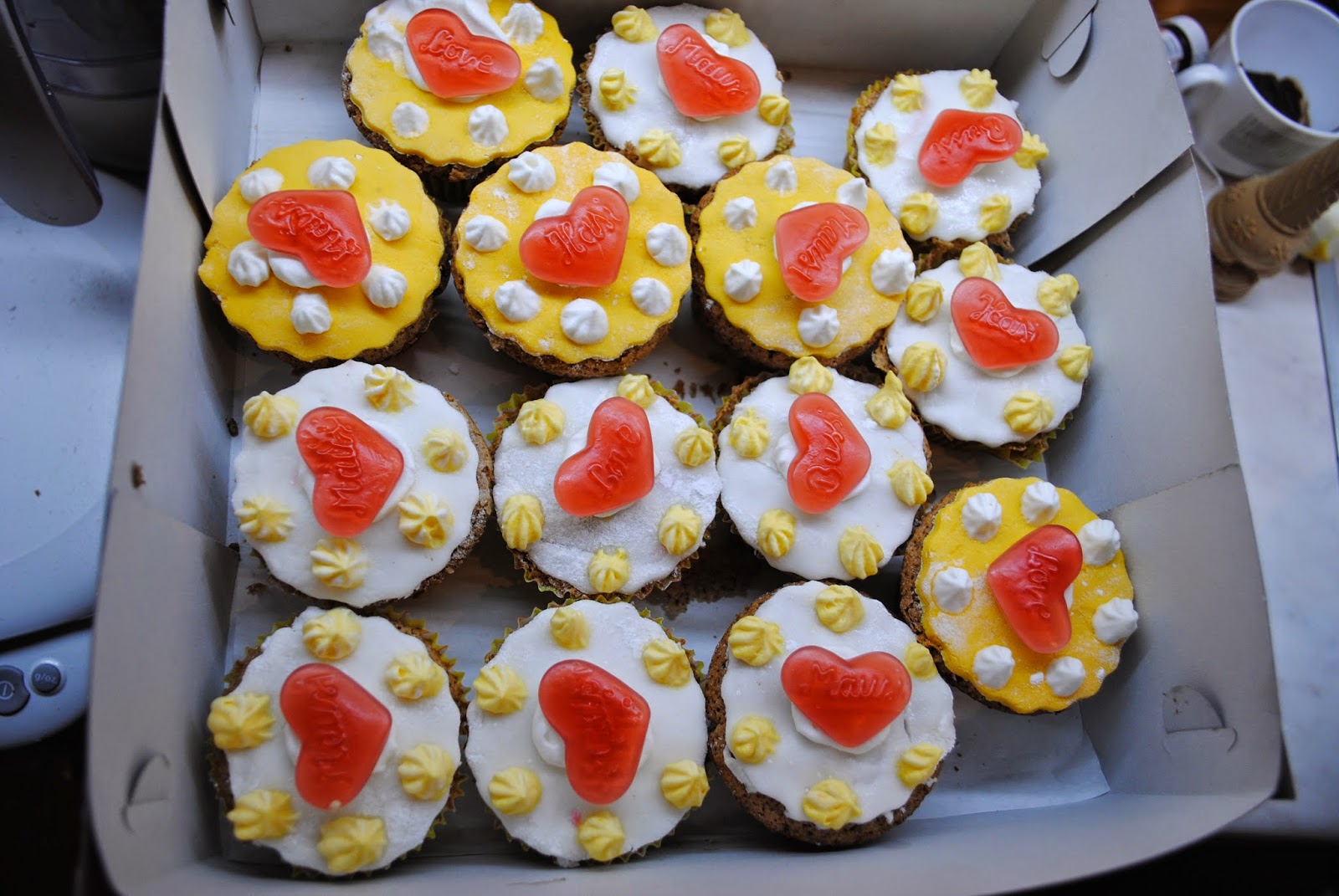 Χιώτικες Διαδρομές: CUP CAKES με καρδούλες ζαχαρωτά