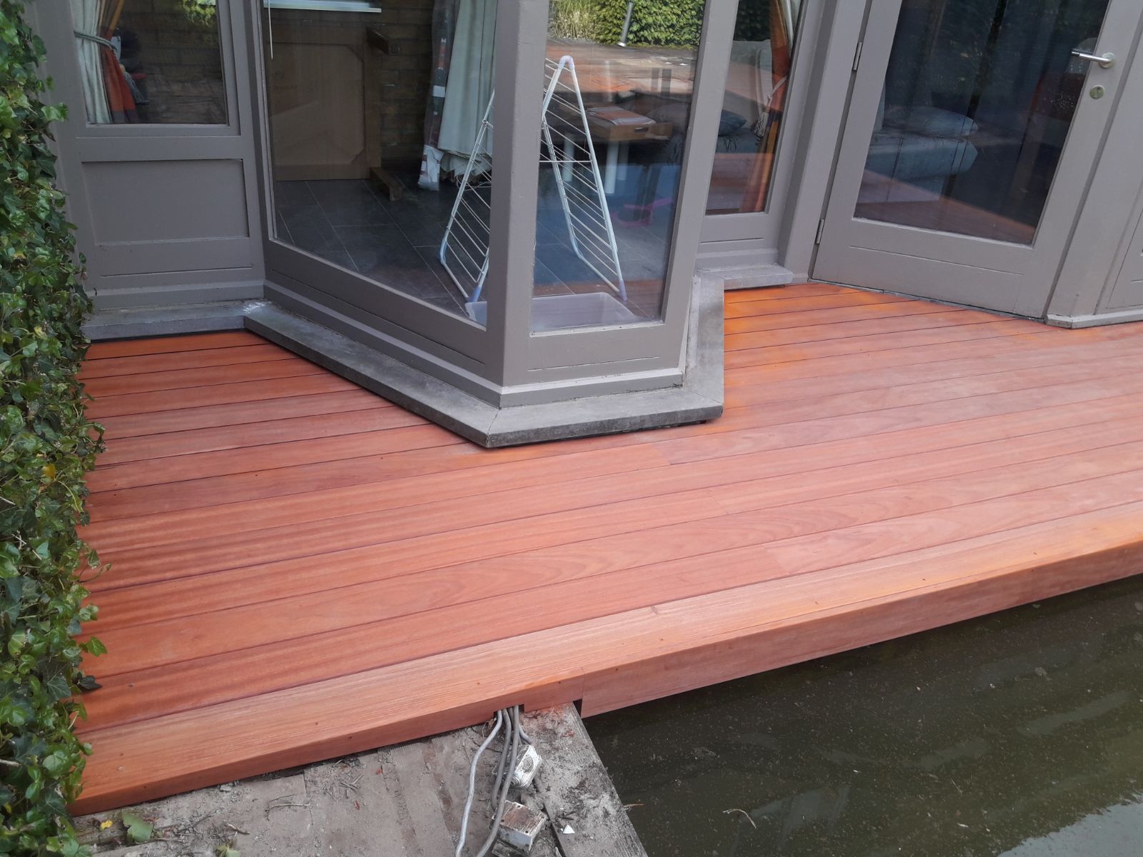 Plaatsing van Padoek terras én brug in Afrikaans Padoek hardhout in ...