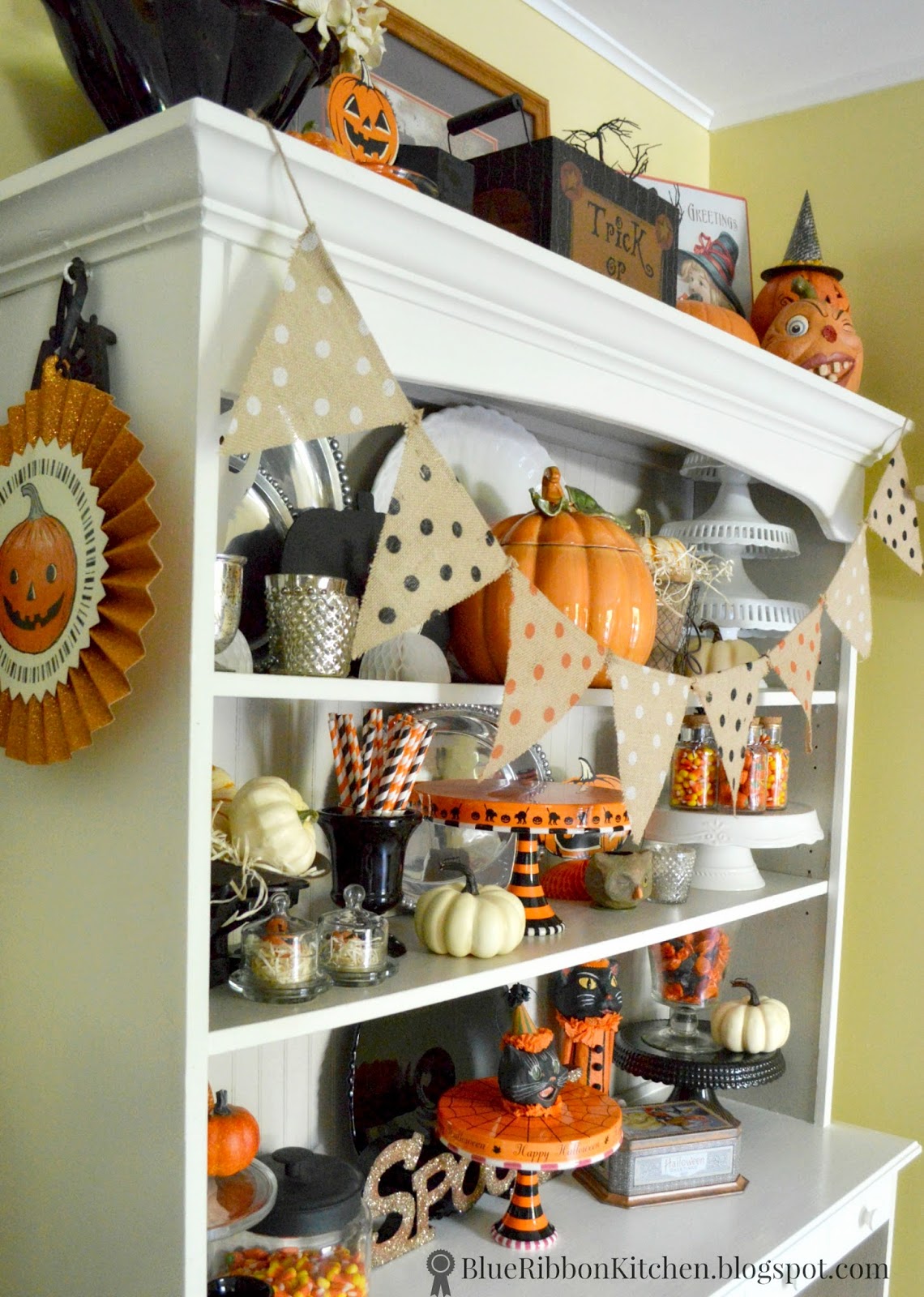 Blue Ribbon Kitchen: HALLOWEEN HUTCH