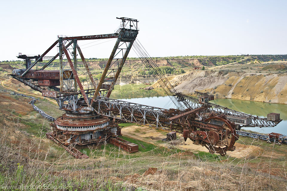 H.I.A.T. - Hey, I abandoned that!: Huge machine abandoned in Russia