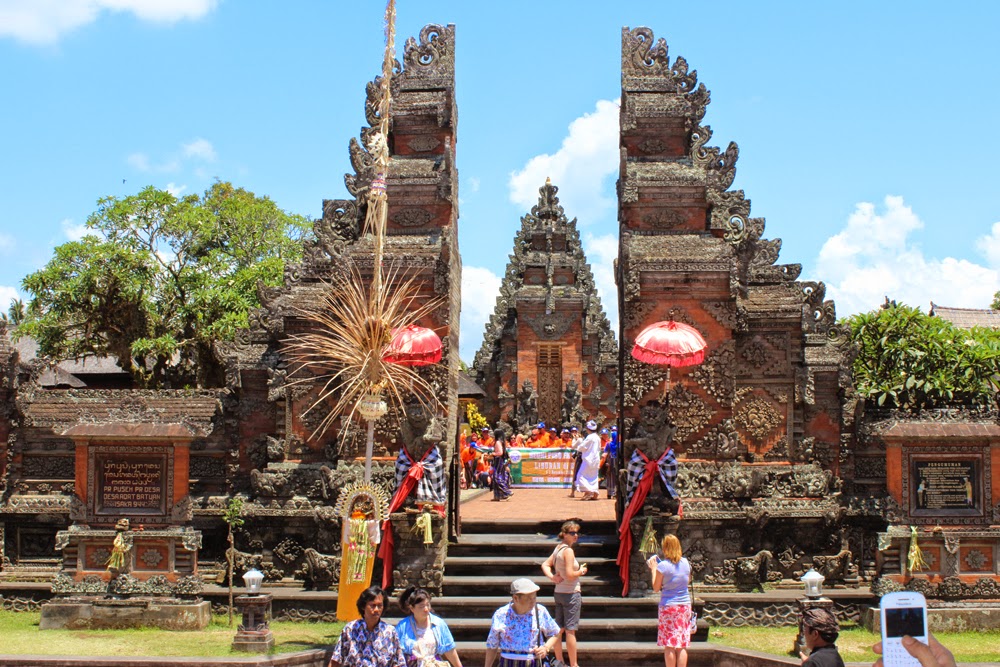 Bali Indonesia Holiday Travels: Batuan Temple a Classic Balinese Temple