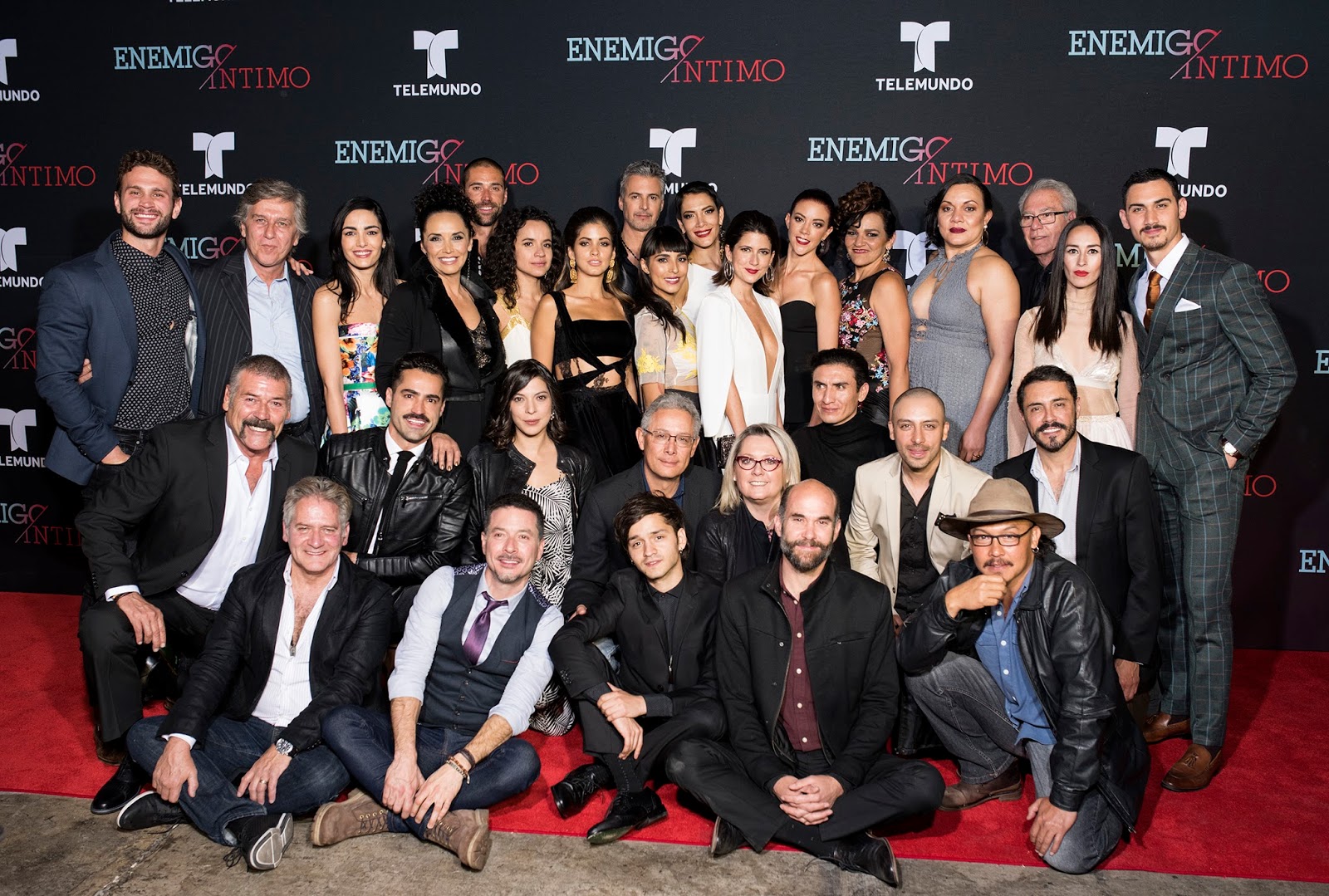 Elenco de Enemigo Íntimo se reúne para celebrar su próximo estreno en ...