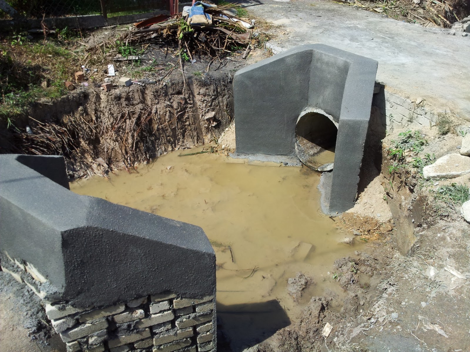 UDANG GALAH MALAYSIA: MAINTENANCE KOLAM ( PARIT DAN SALIRAN )
