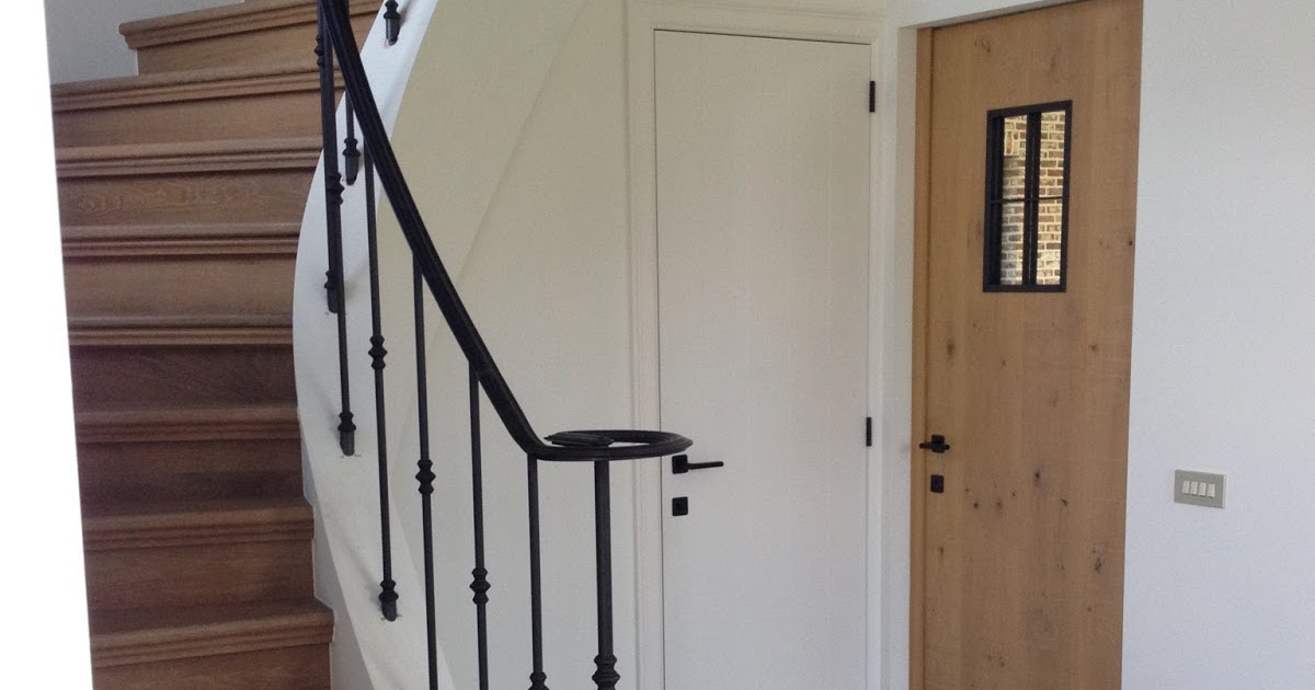 Stalen leuning met ronde spijlen met sierstukken onder geprofileerde ...