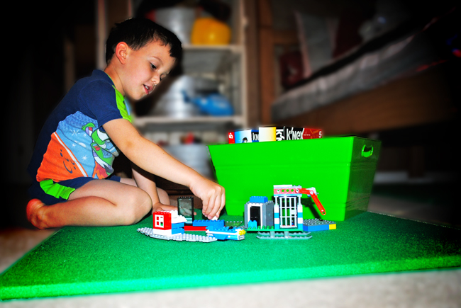 Easy-to-Make K'Nex or Lego Play Palette | i should be mopping the floor