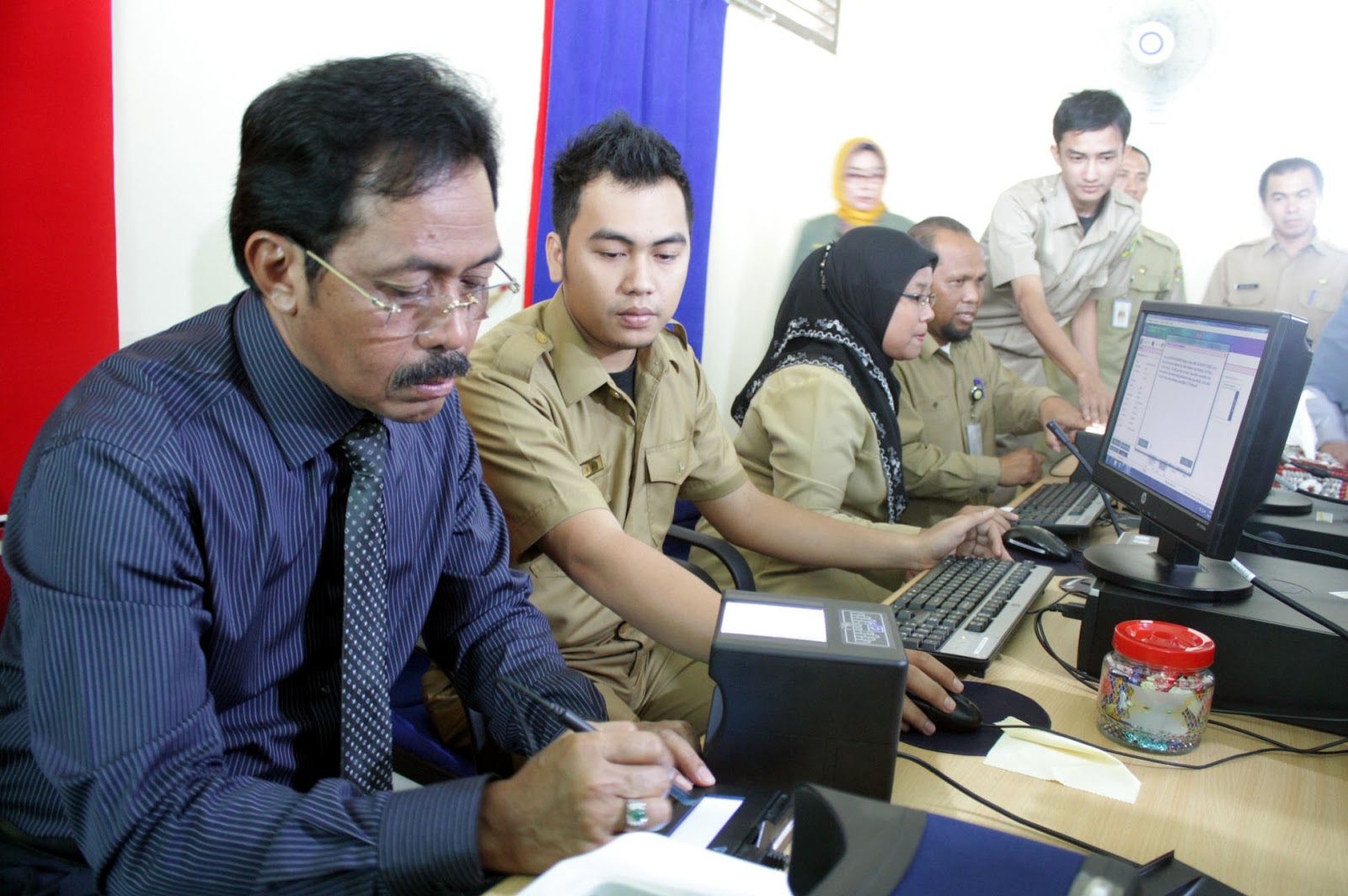 Disduk Minta RT Verifikasi Pemegang KTP SIAK - Jurnal Terkini - Analisa ...