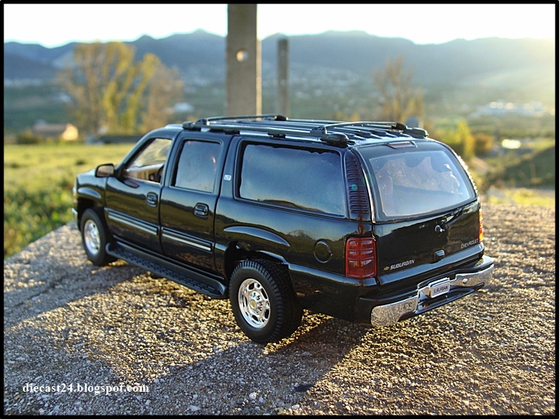 1/24 Diecast miniaturas: Chevrolet Suburban 2001 Welly 1/24