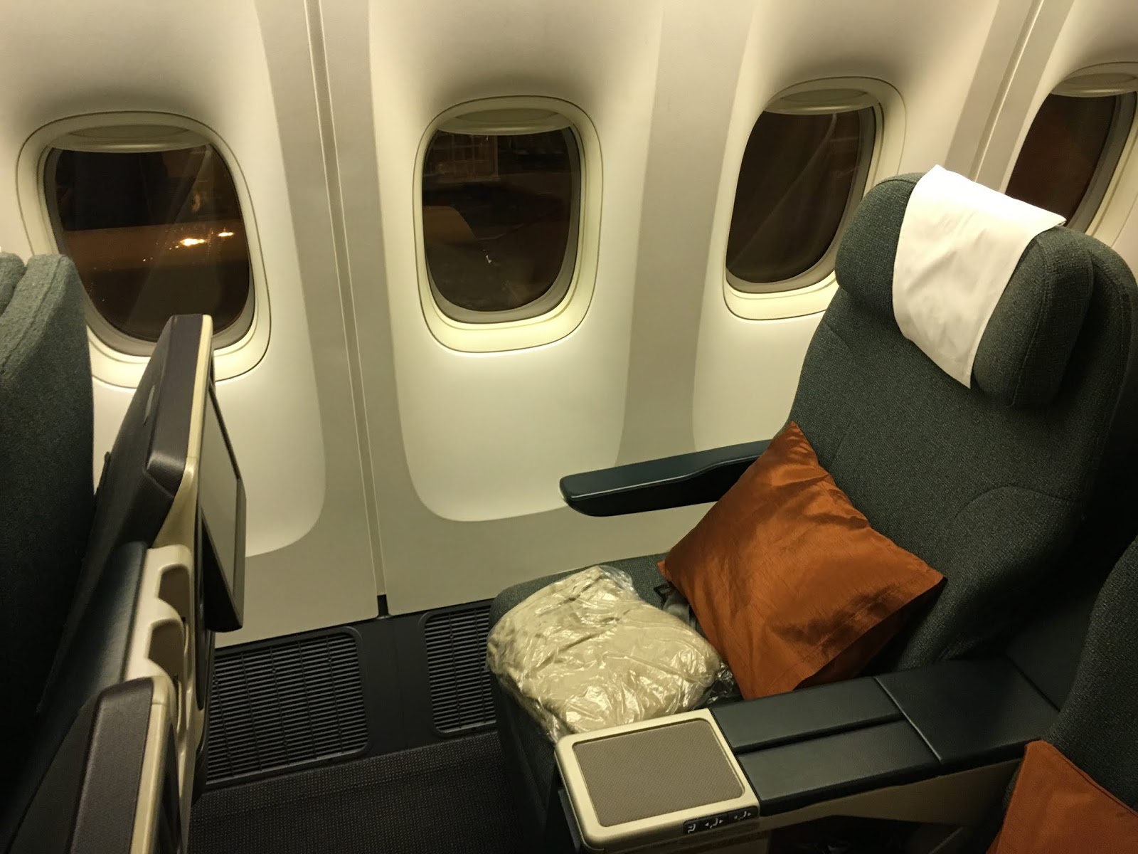 Cathay Pacific Business Class Boeing 777-300 Regional Route (Hong Kong ...