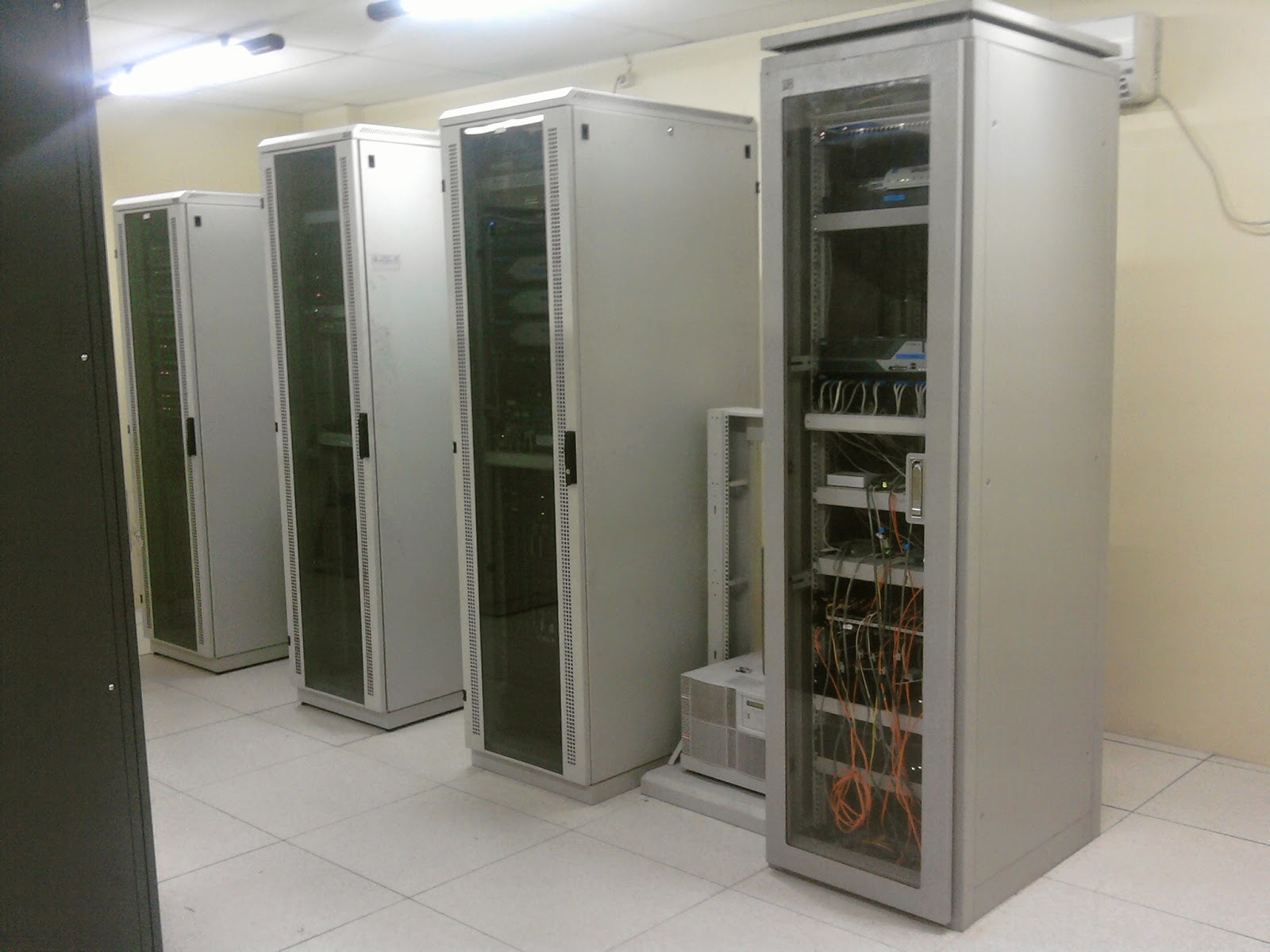 Contoh Ruangan Server