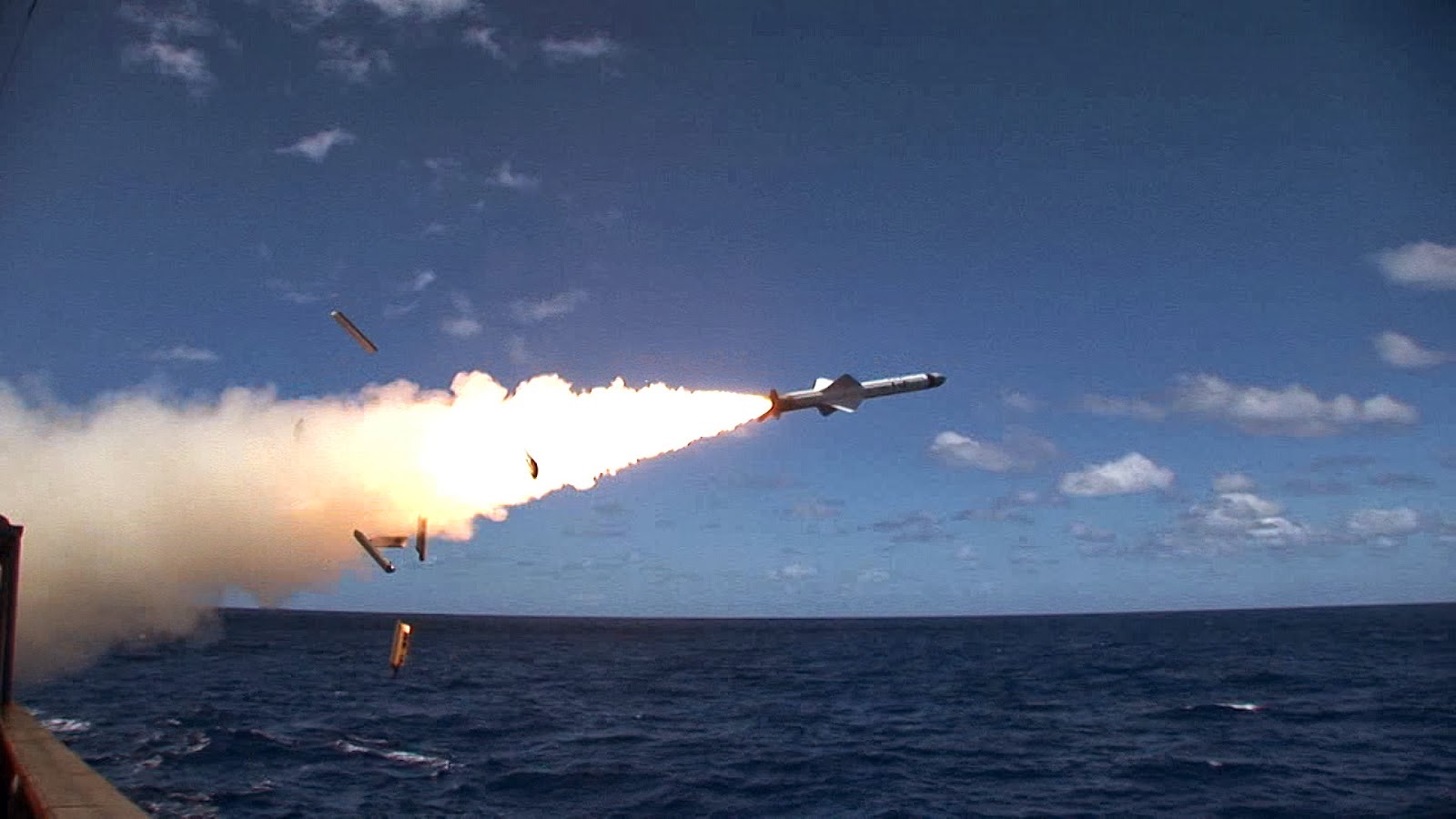 Defensa Militar: La corbeta brasileña Barroso dispara un misil MM40 Exocet