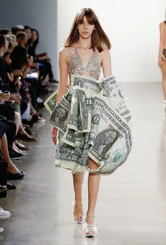 Hily Designs: Kota Okuda muestra una colección de moda extravagante