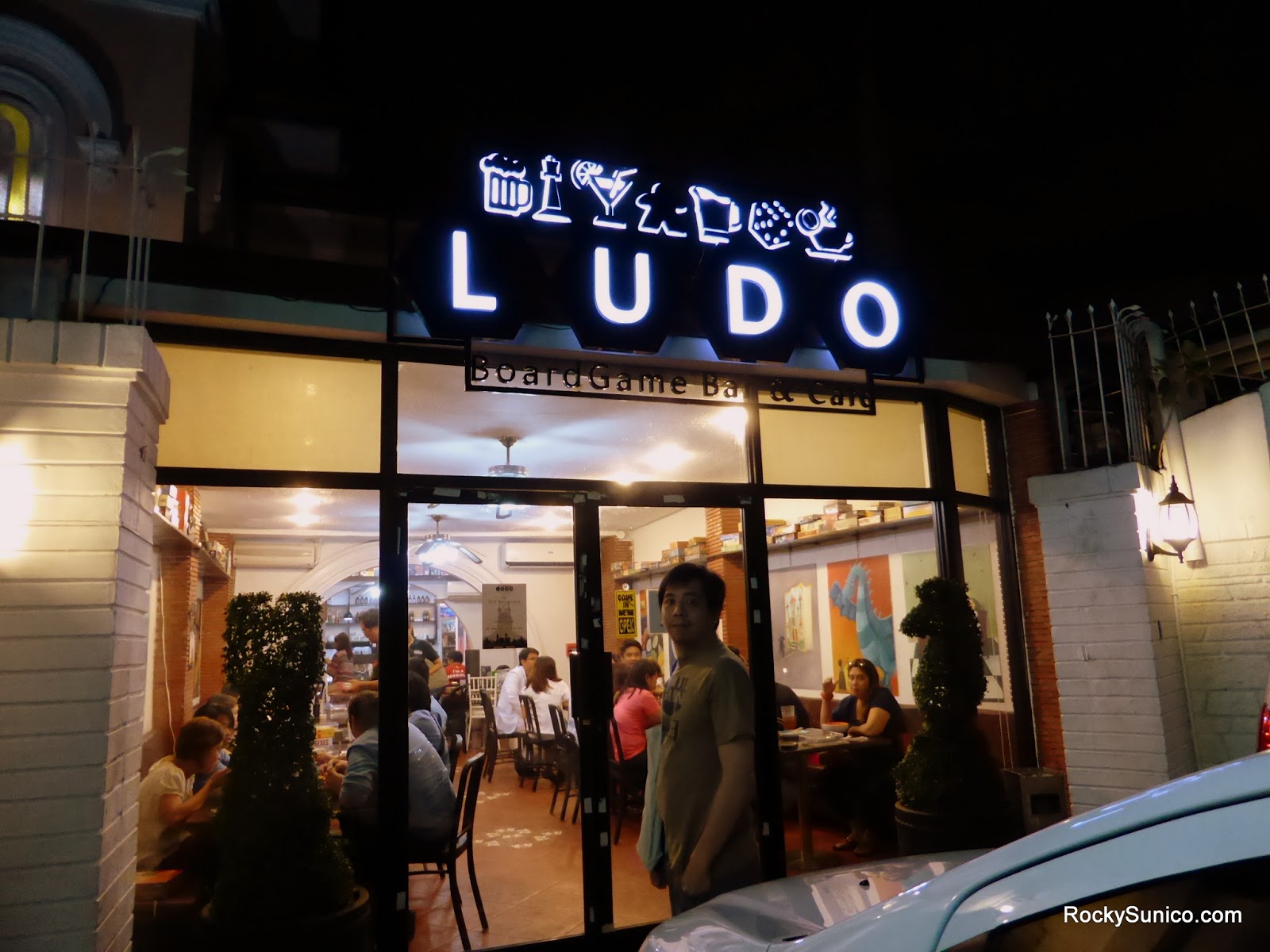The Geeky Guide to Nearly Everything: [Gaming] Ludo: Boardgame Bar & Cafe