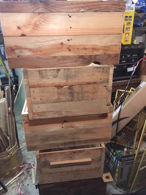 The Bungling Beekeeper's Beekeeping Blog: The Pallet Beehive
