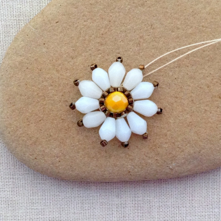 Lisa Yang Jewelry : Brick Stitch Daisy Flower DIY