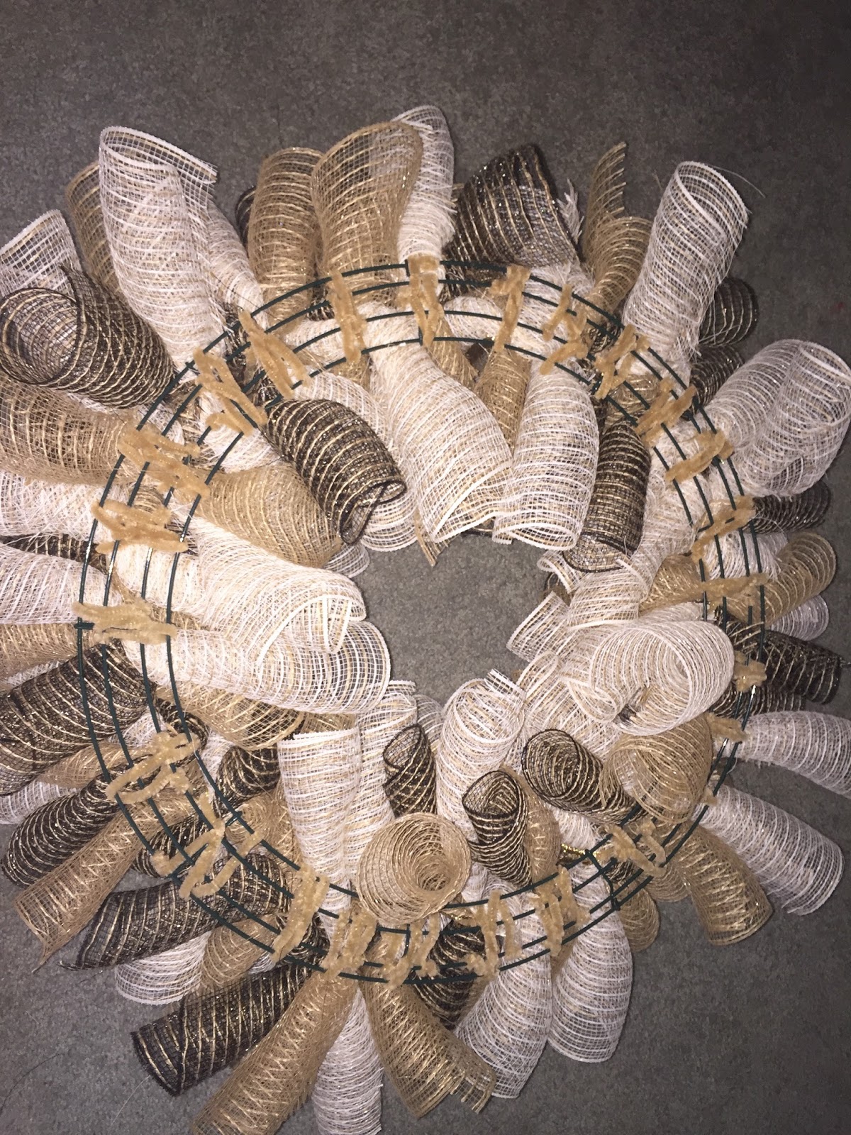 Crafts : DIY : Curly Deco Mesh Wreath