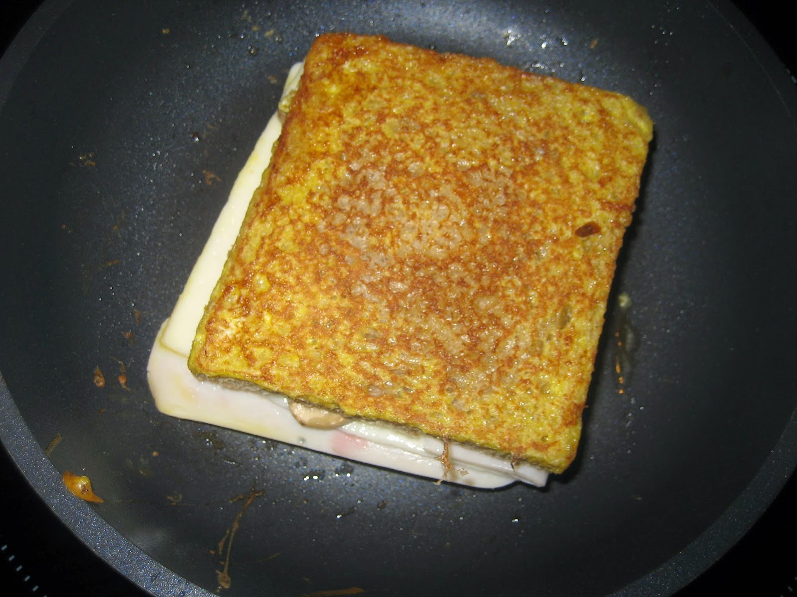 Como miel en pan tostado: Sandwich mixto rebozado relleno de champiñones