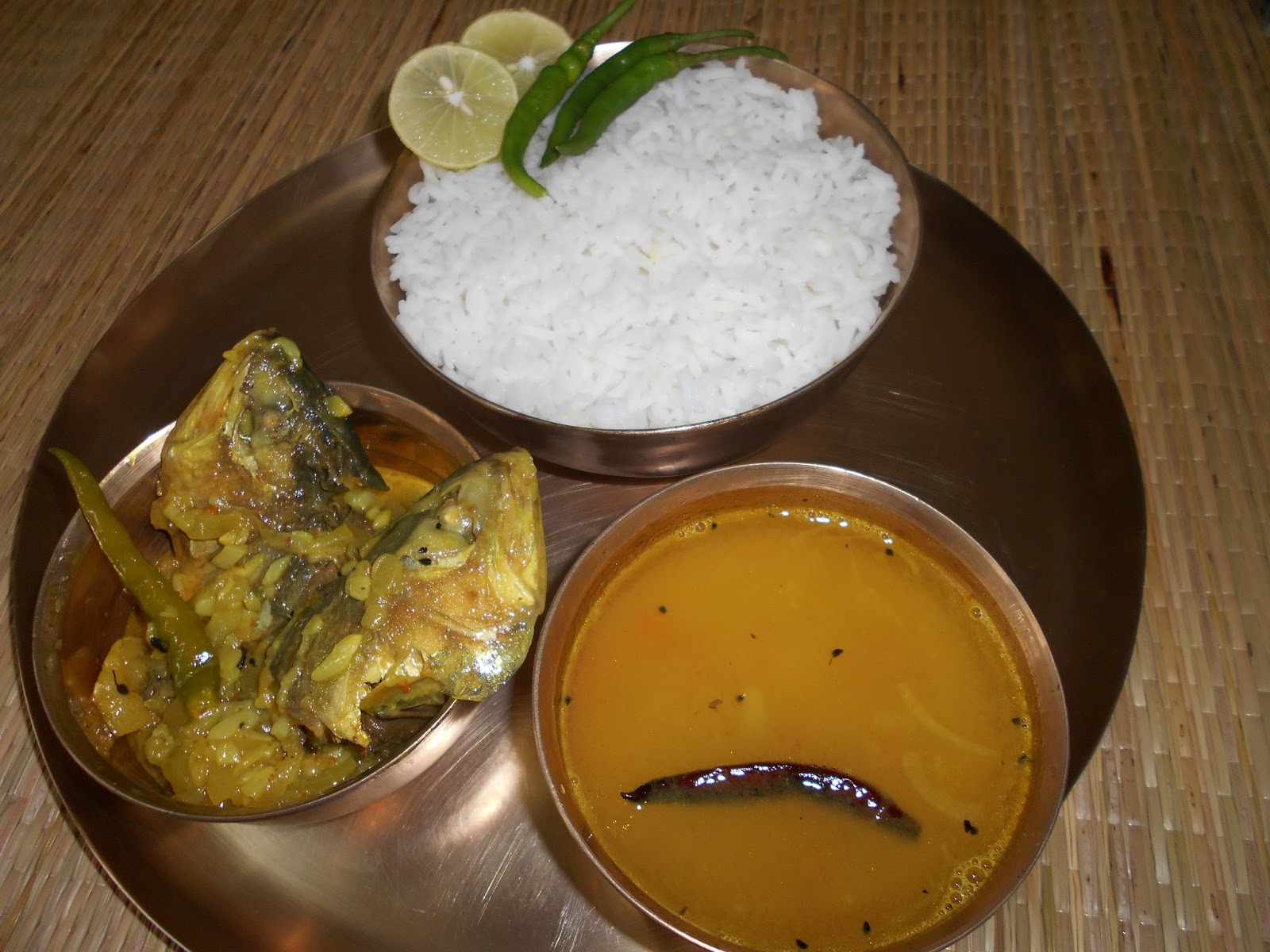 Paramita's Kitchen: ilish Macher Matha Die Lau Ghonto / Ilish Macher ...
