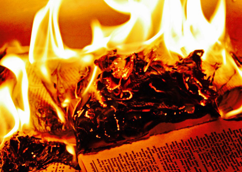 Sin borrones: Quema de libros