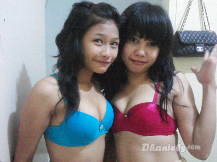 Aksi Pamer BH Duo ABG Cantik, Nanda Dan Vhie - HLOWBOS