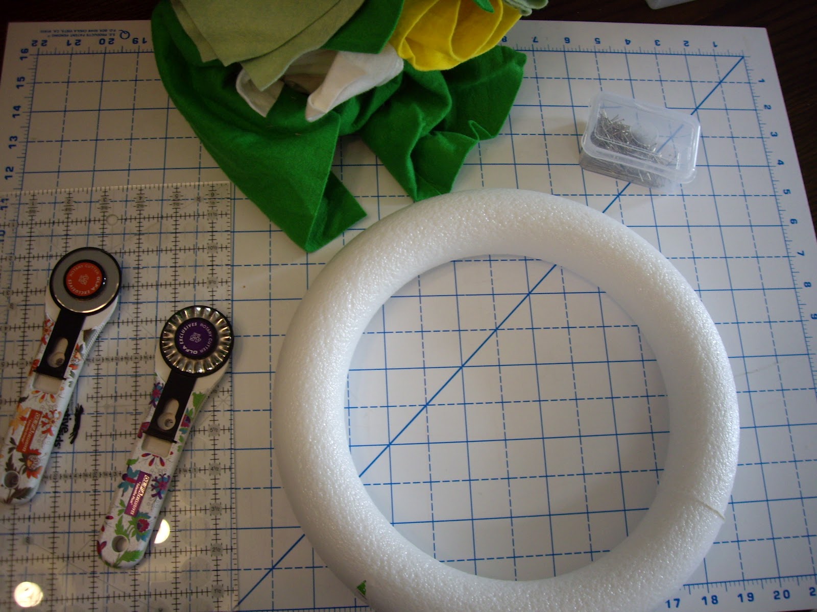 Material Girls Quilts: felt wreath tutorial