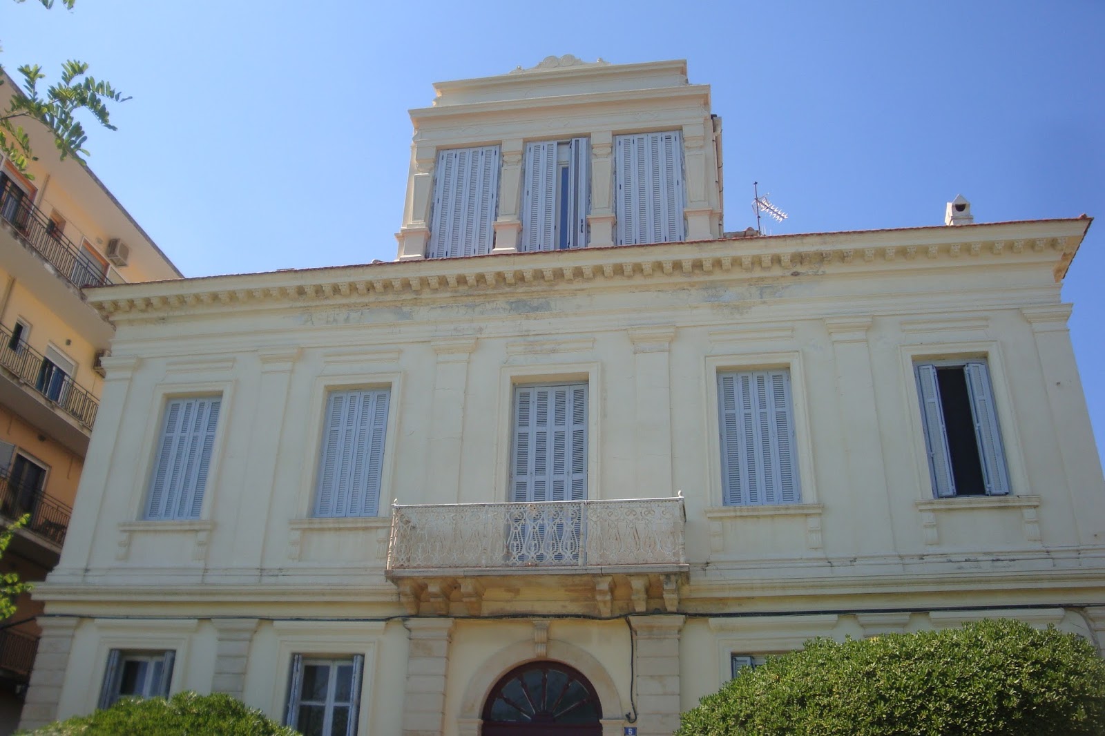 Συλλέκτες ακροκεράμων.: ΝΕΟΚΛΑΣΣΙΚΑ ΚΤΙΡΙΑ ΑΠΟ ΤΗΝ ΚΕΡΚΥΡΑ