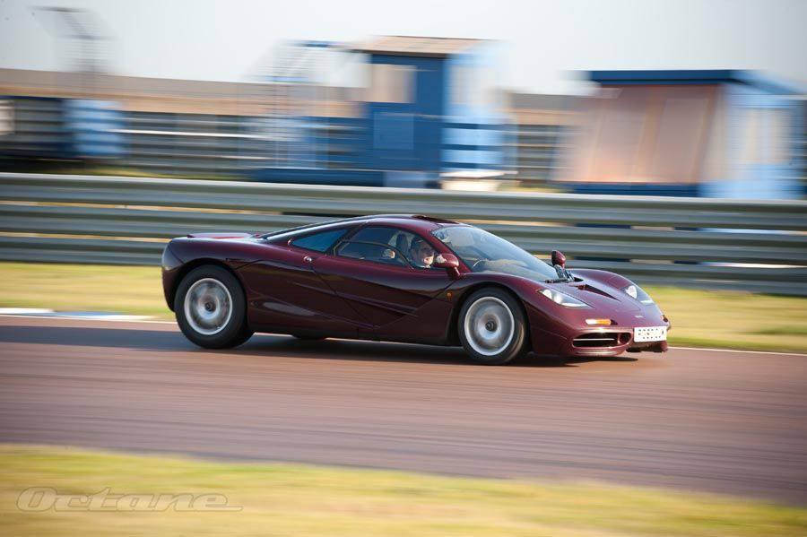 Photos - Rowan test : Bugatti Veyron vs McLaren F1 | Rowan Atkinson Fan