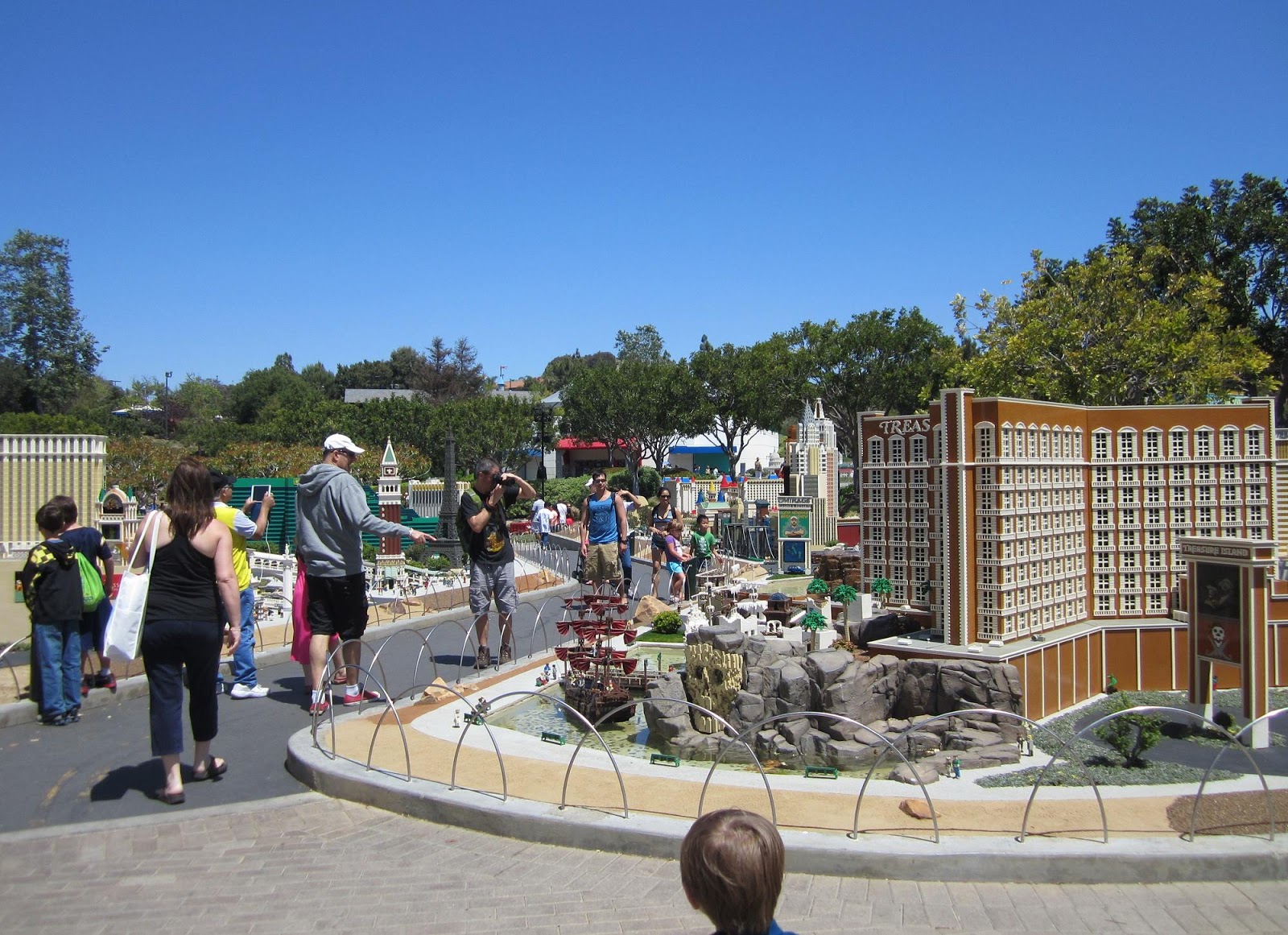 Legoland and primitive hooked rugs ~ Back to Larkrise: Primitive rug ...