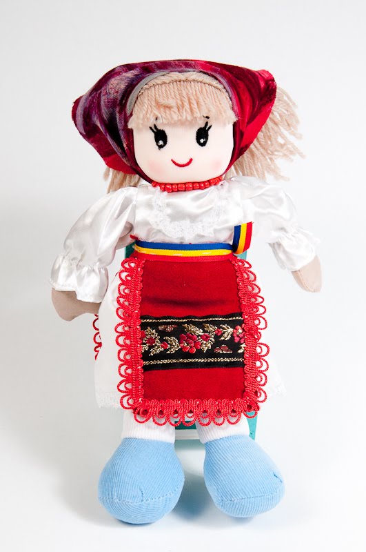 Artizanat Souvenir Cadouri: Papusi din material textil in port popular