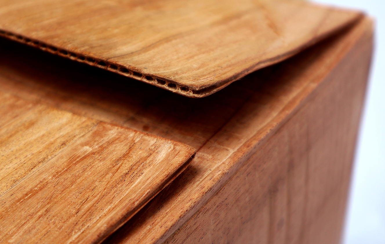 Alberto Patiño: Caja de cartón / Wooden carboard box (2019)