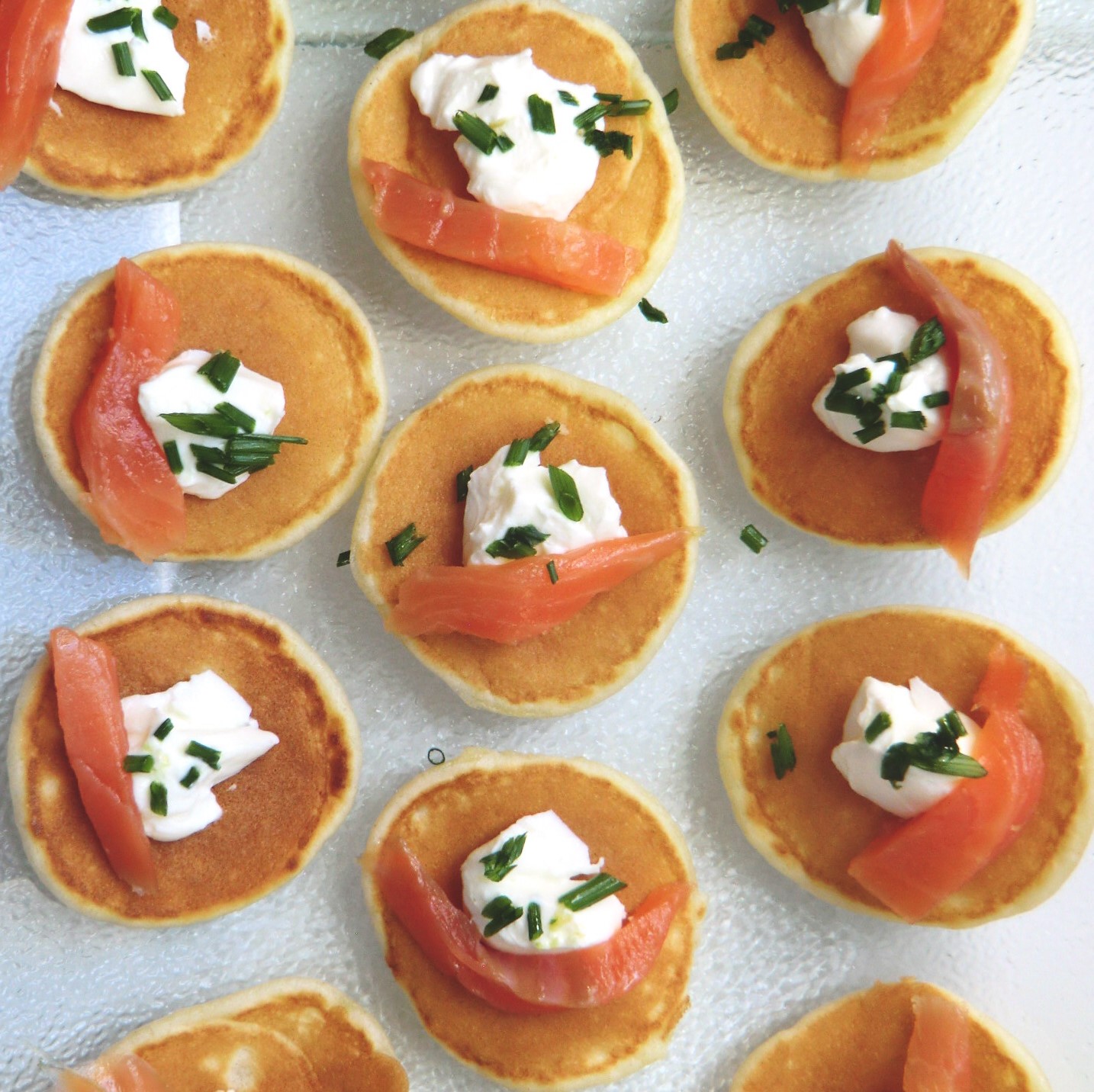 Siba-Rita: Mini blinis con trucha ahumada, queso y cebollino / Mini ...