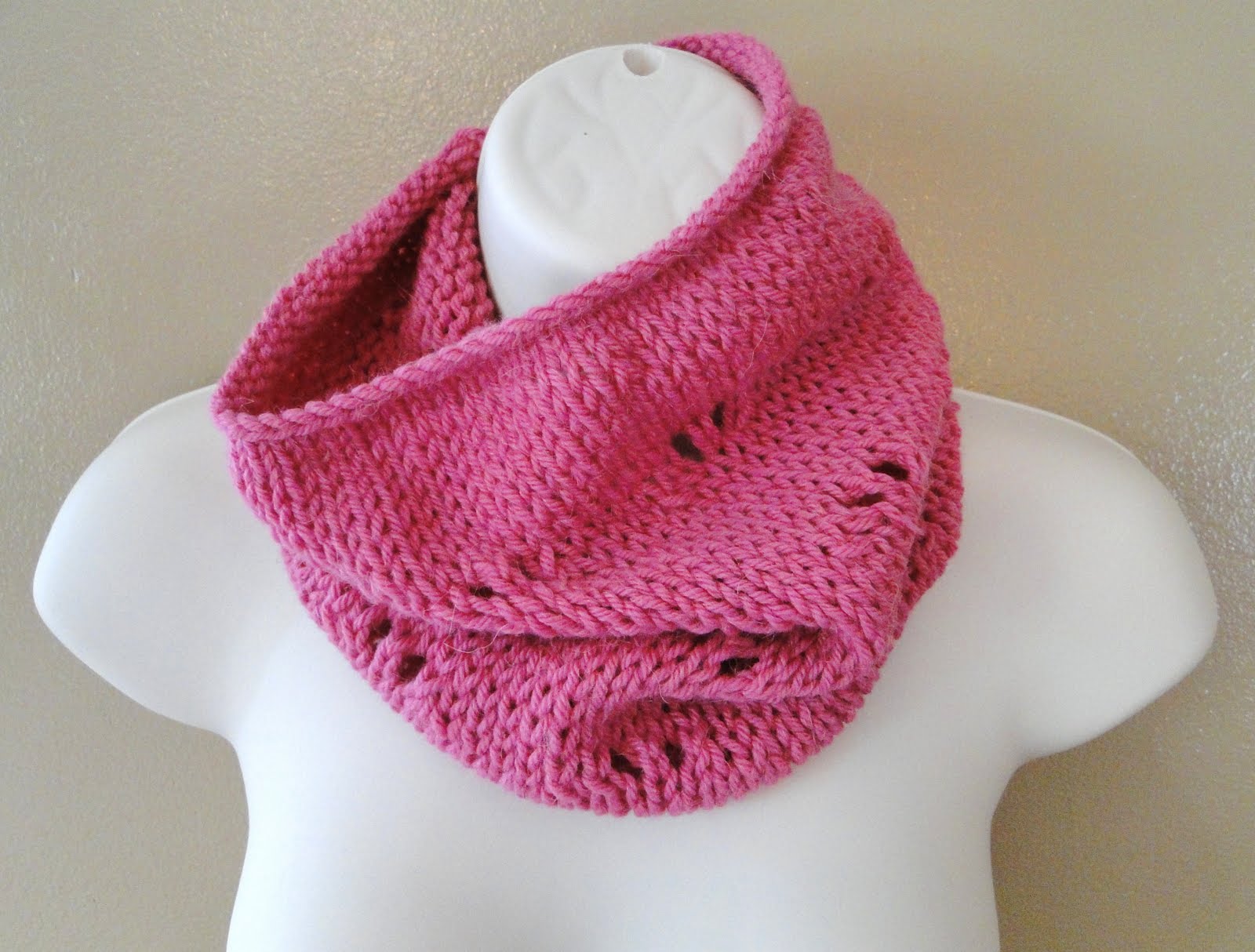 Ruby Knits: Free Pattern Friday - Eyelet Cowl