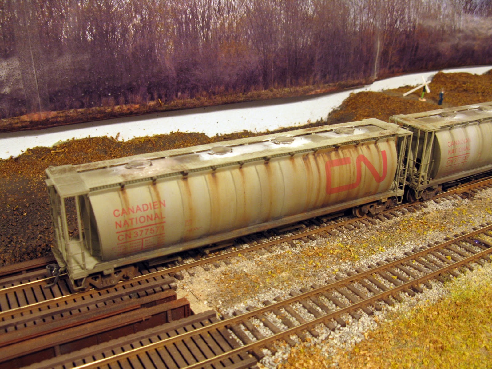 Hedley Junction: Weathered Intermountain Cylindrical Hoppers