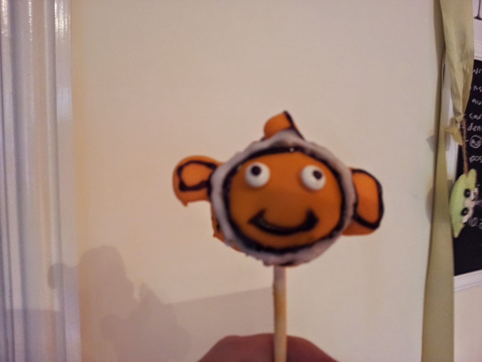 bakes and decorates: Finding Nemo cake pops