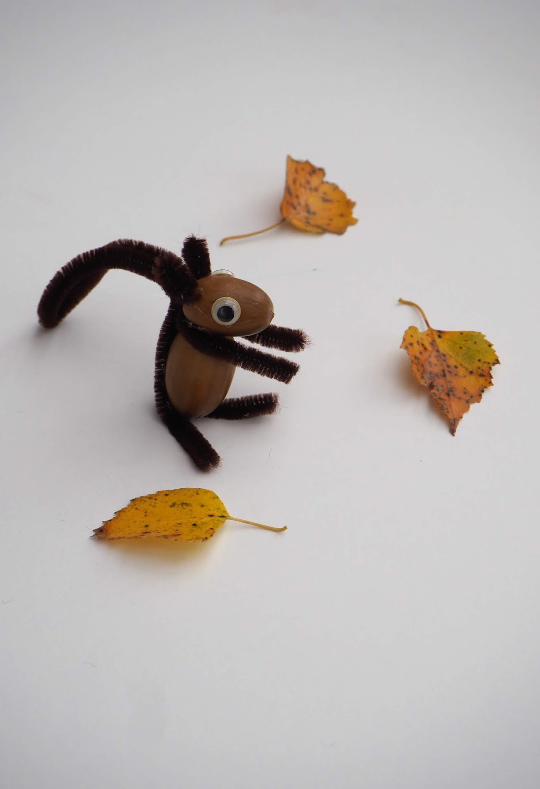 Kotiäidin elämää: Askarrellaan Olli-orava tammenterhoista!