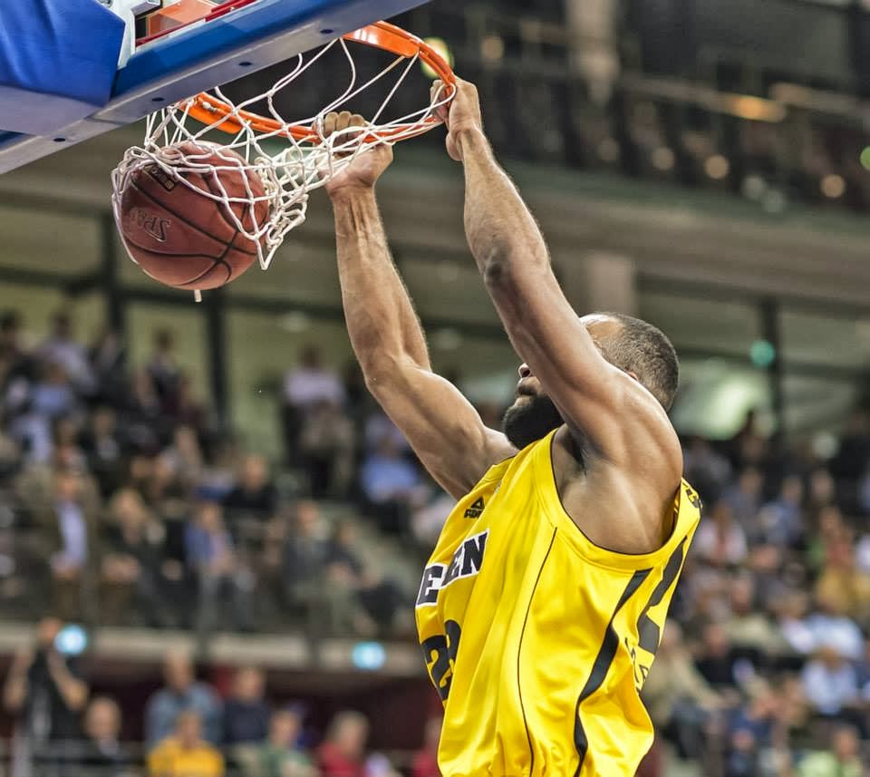 Echenique logra doble doble en victoria de su equipo ~ Se Habla Basket