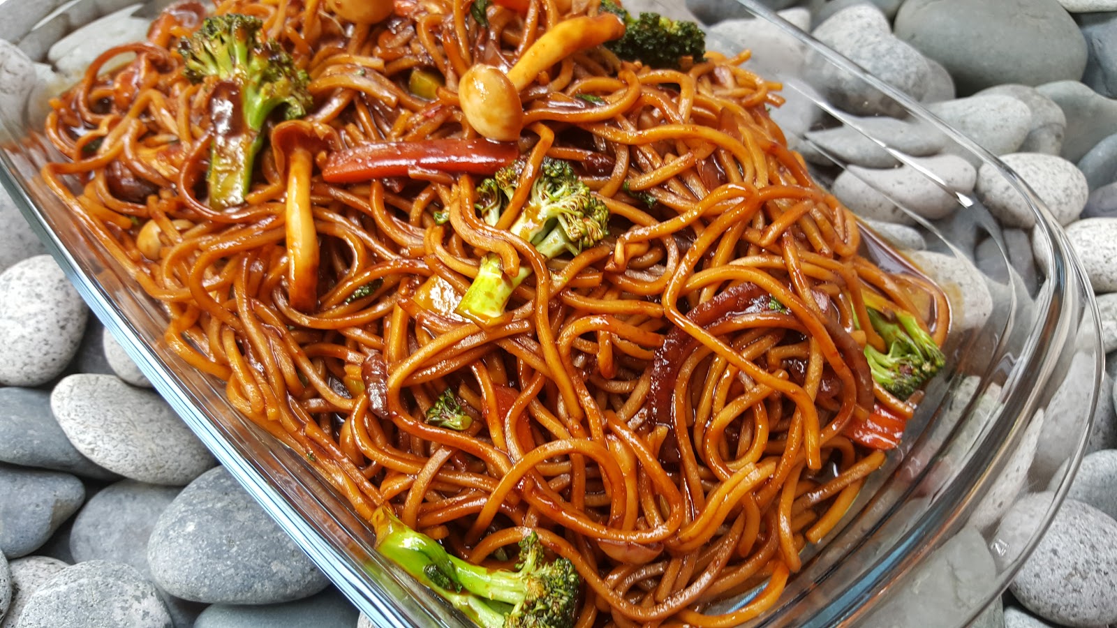 Laman Dapur Helen: MEE GORENG CENDAWAN SERTA BROKOLI.......