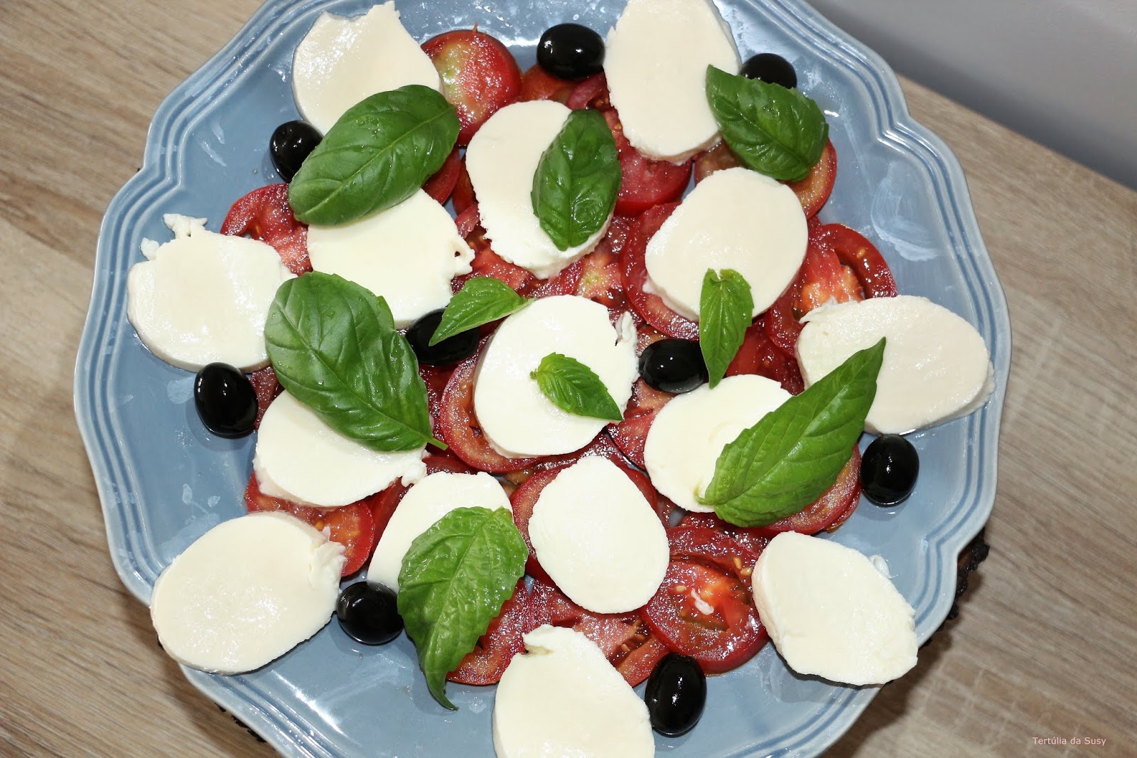 Salada caprese de tomate e mozzarella - Tertúlia da Susy