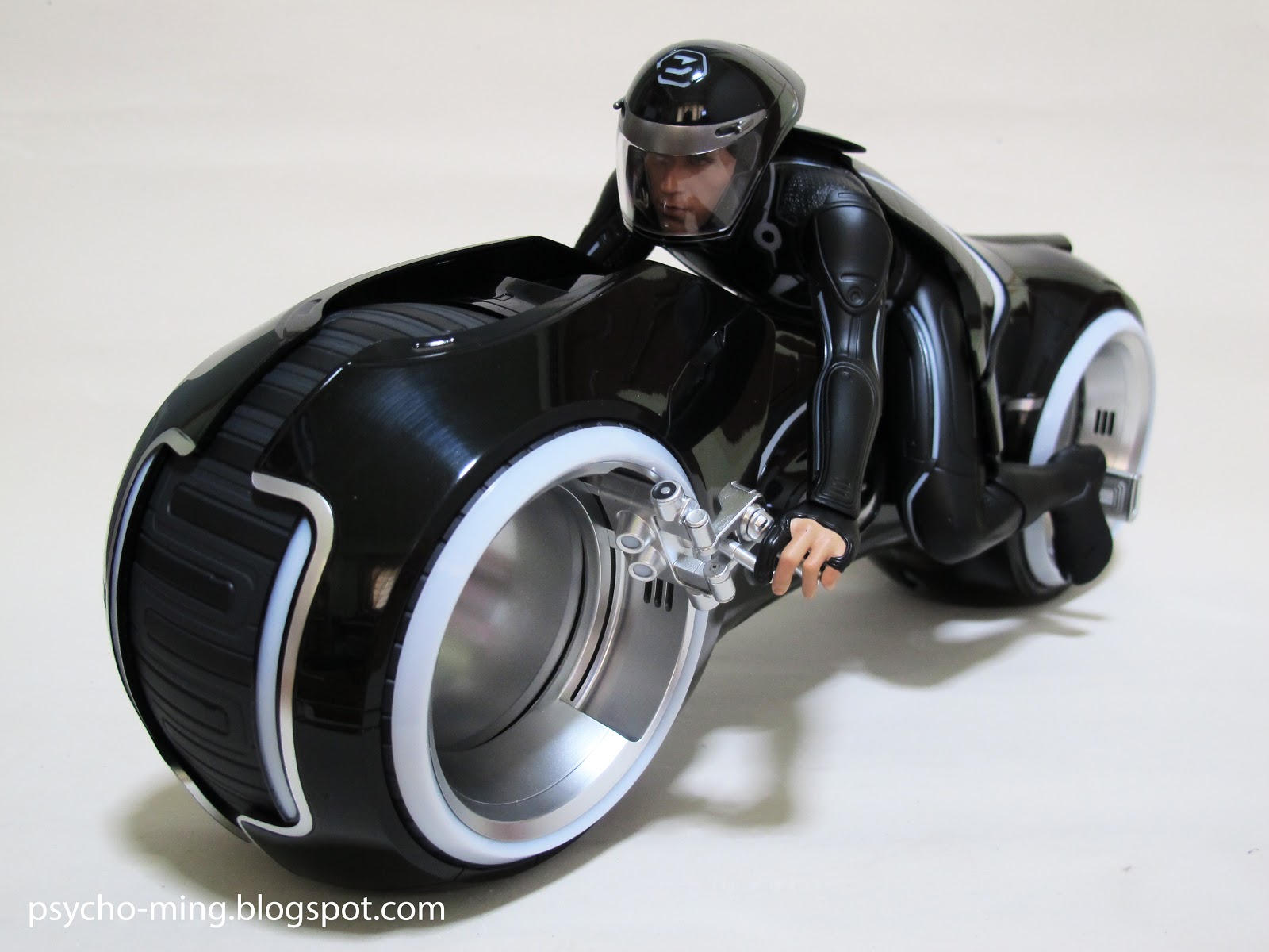 Psycho Ming: Hot Toys Tron: Legacy Sam Flynn Light Cycle