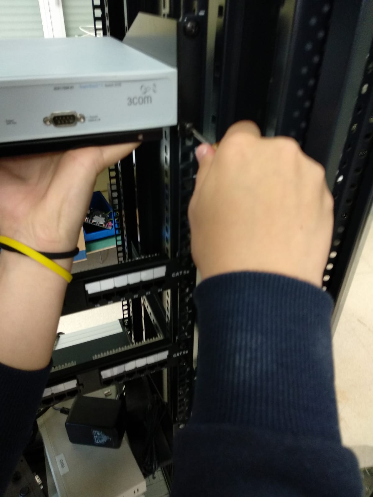 Instalación y cableado de los paneles de conexión