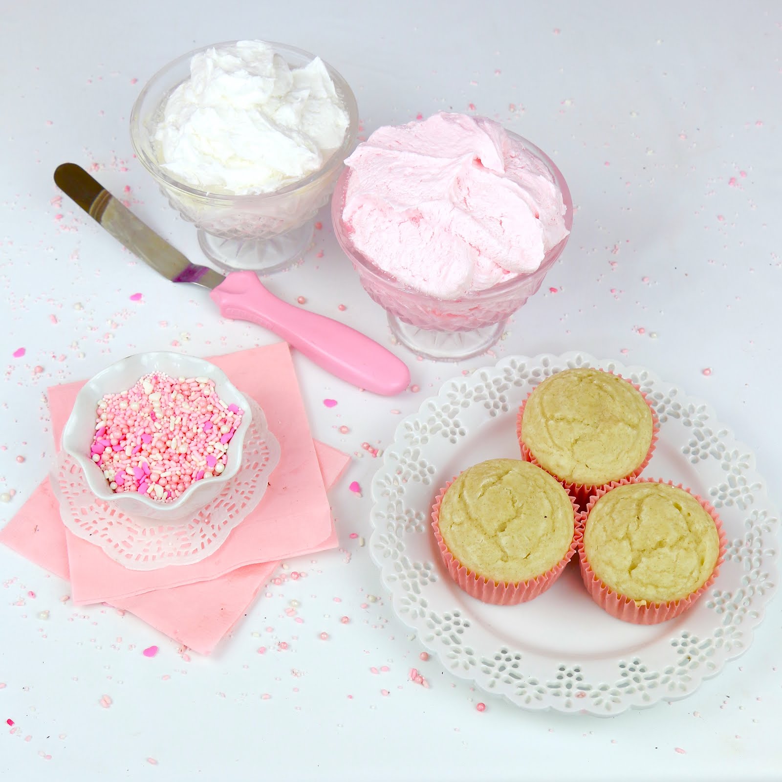 {VIDEO} How To Pipe a Two-Toned Frosting Cupcake Swirl - The Lindsay Ann