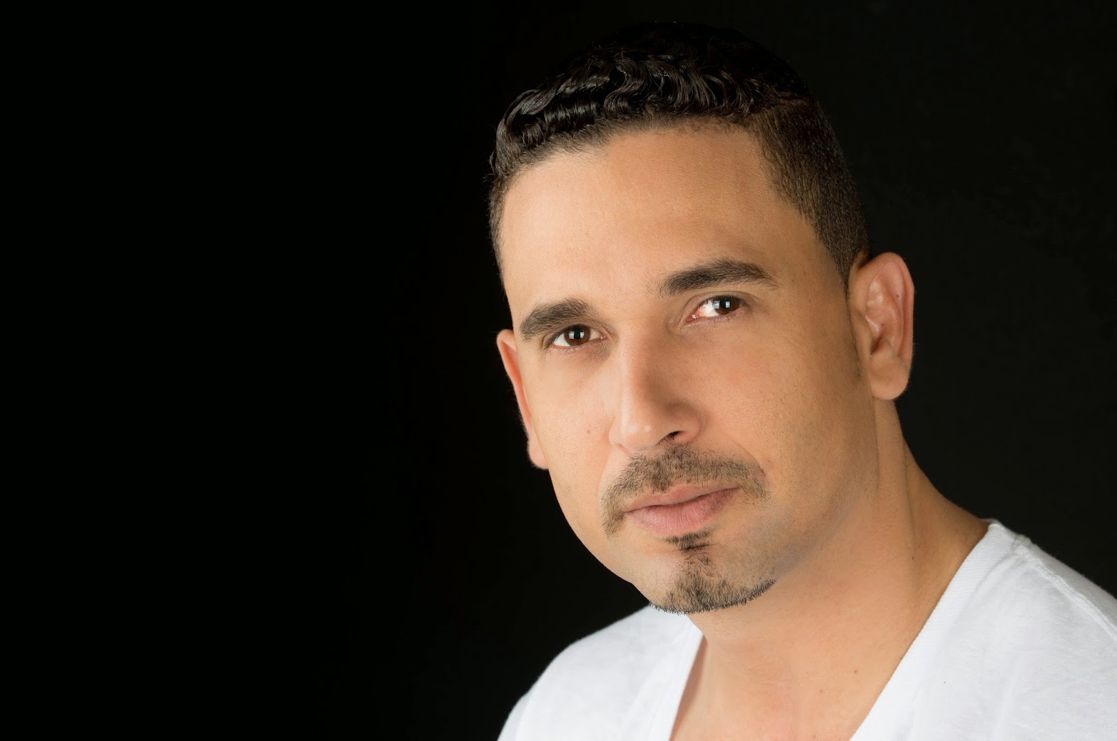 El Actor Dominicano Robert Almonte Triunfando en Hollywood