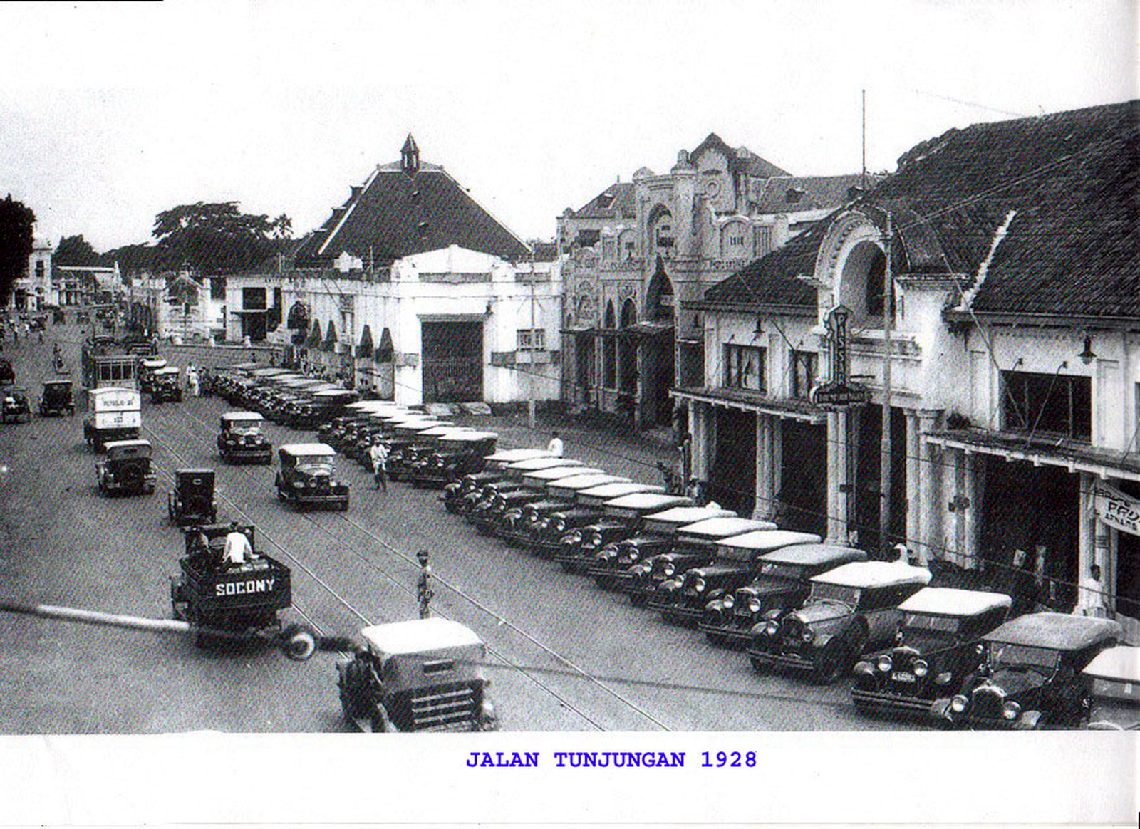 OLD INDONESIAN VEHICLES: Convertible Cars at Jalan Tunjungan Surabaya