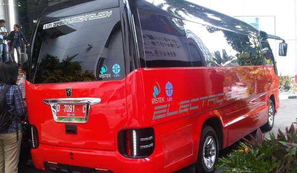 Minibus Buatan Asli Indonesia Dijual dengan harga Rp 900 juta / unit