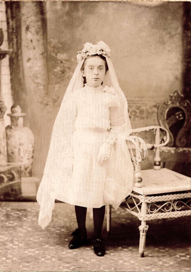 Adorable Photos of Young Girls in Their First Communion From Between ...