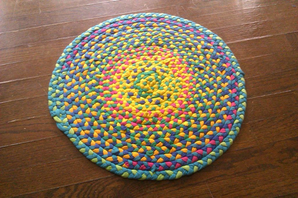 Repurpose Old T-Shirts into This Amazing Crochet Rug - Handy DIY