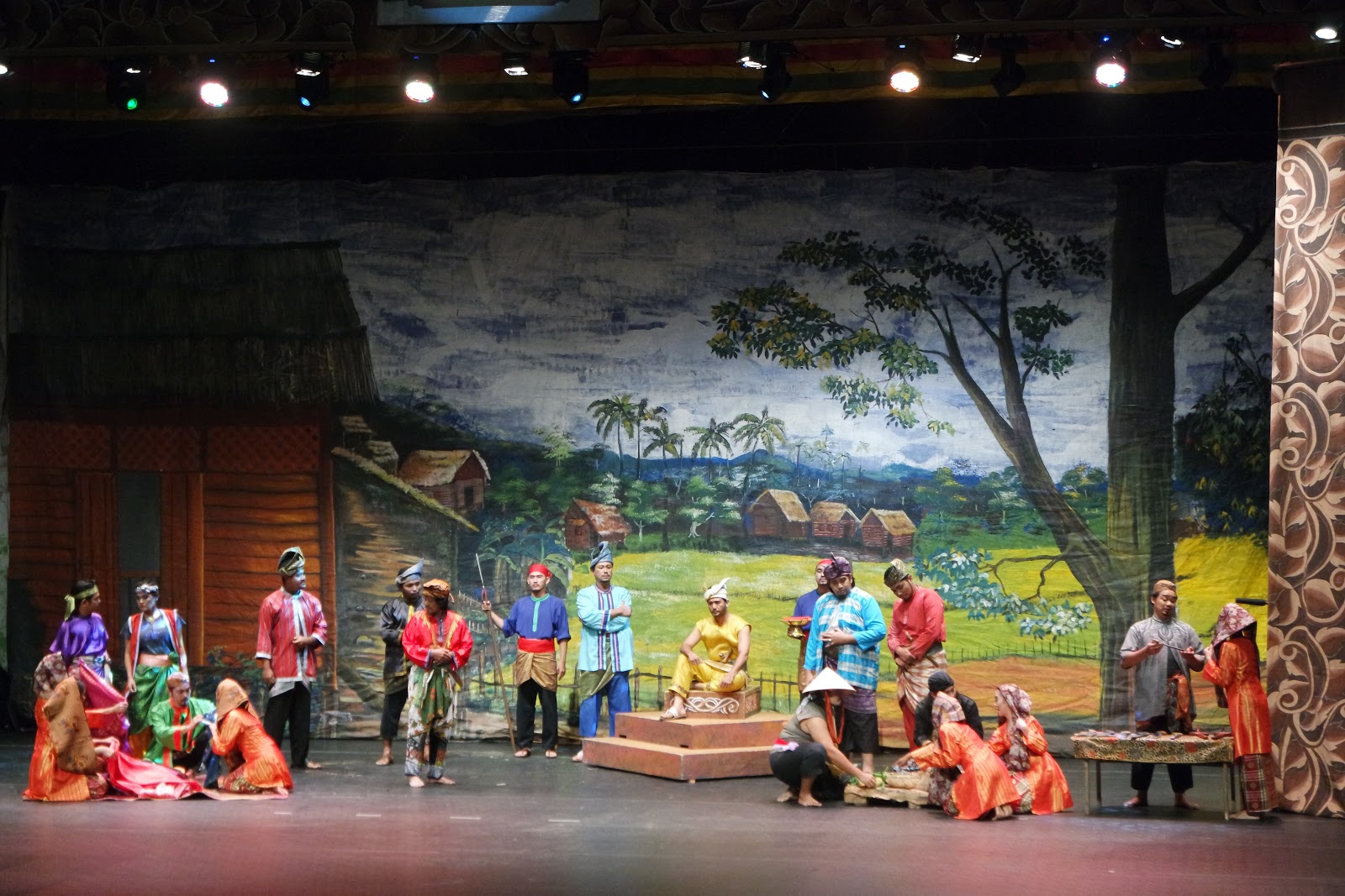 TEATER BANGSAWAN DEWA KENCANA MEMARTABATKAN SENI SILAT DAN WANITA