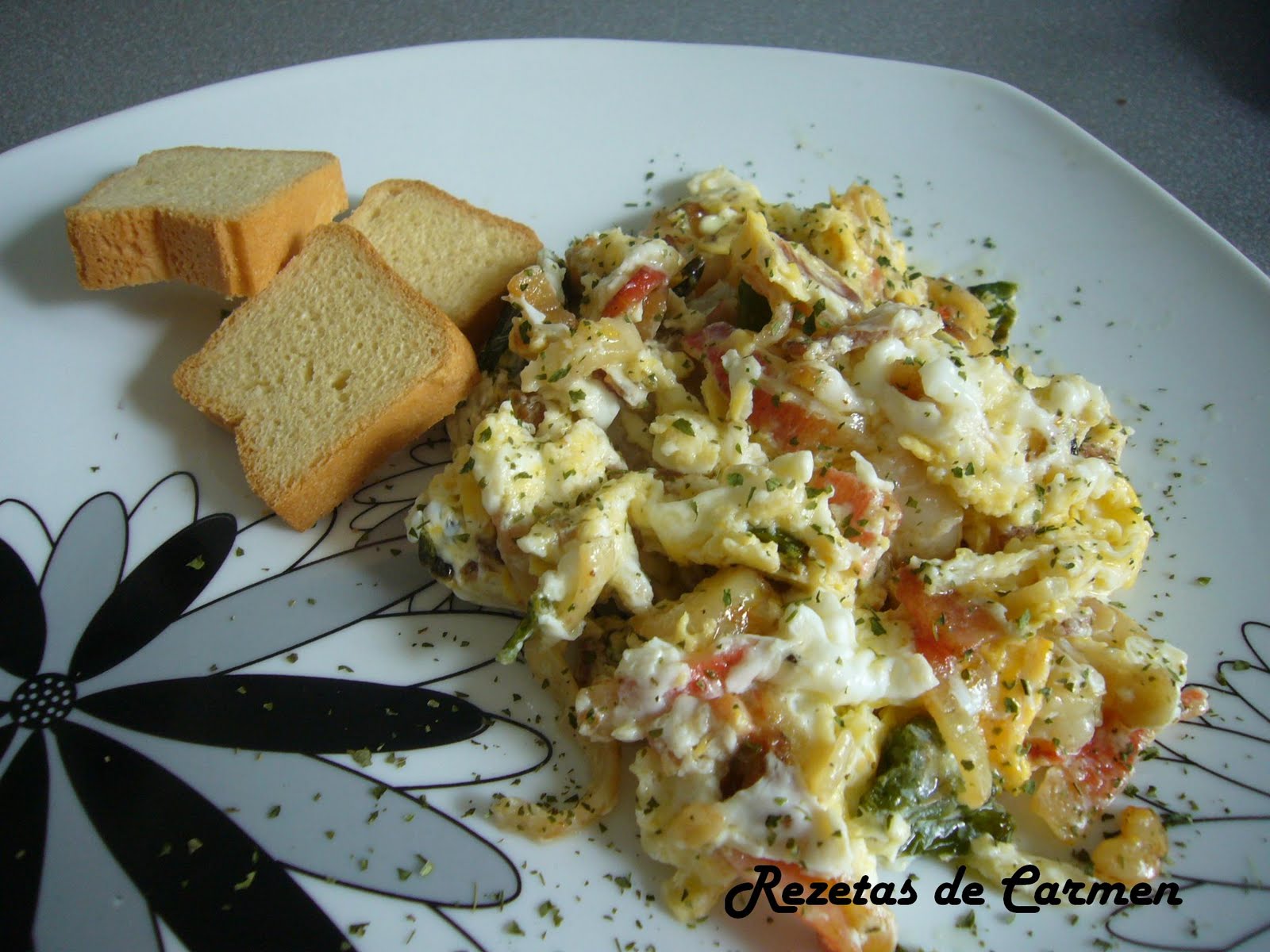 Revuelto con pimientos y gambas.