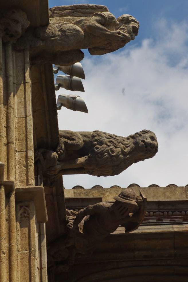 El mundo de Juan María: Viajes y Fotografía: Las gárgolas del edificio ...
