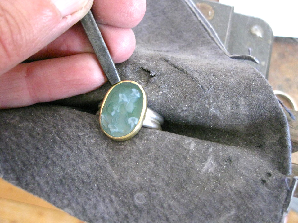 Goldschmiede bei Dawanda: Edelsteine fassen